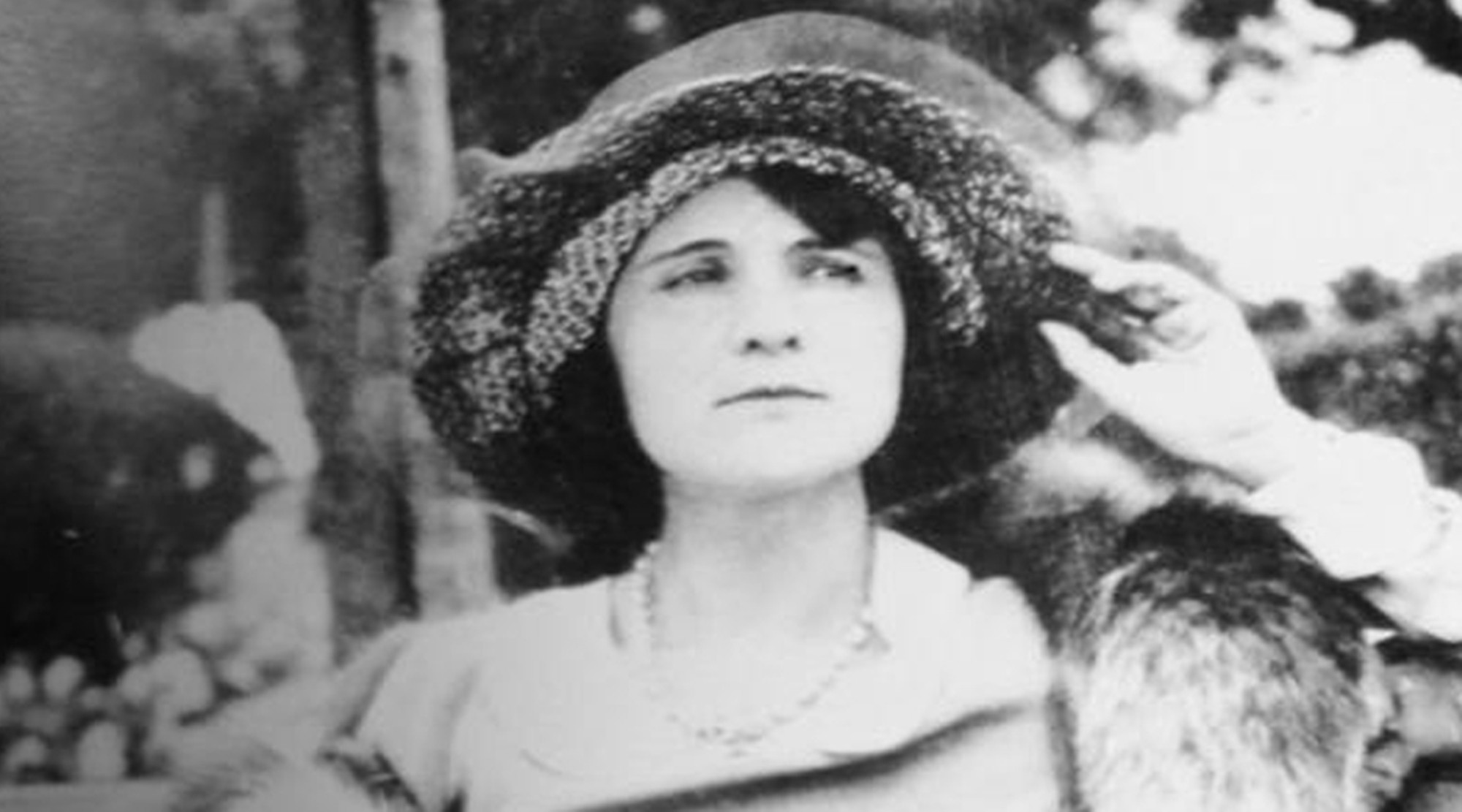 Leitura ao Pé do Ouvido apresenta poema de Florbela Espanca - SP Leituras